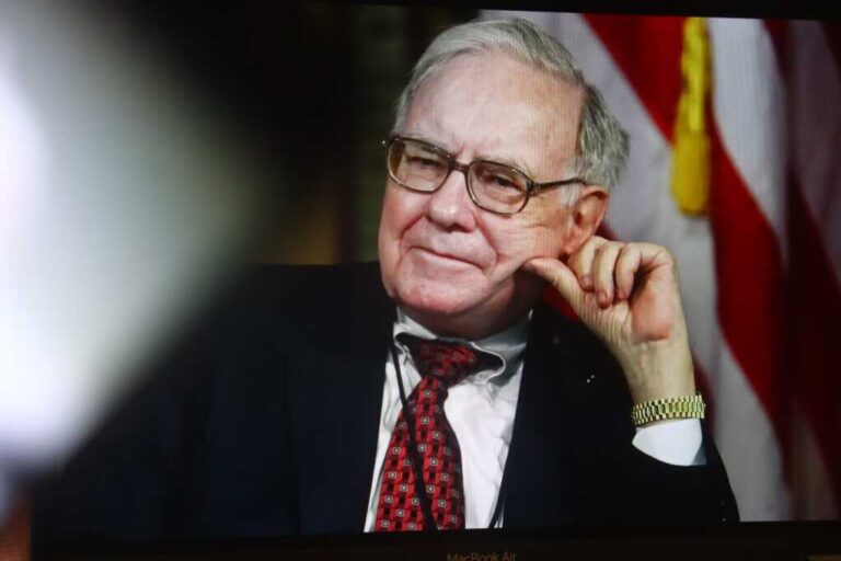 Wall Street DIVES HARD After Buffett WARNING! | The Conservative View